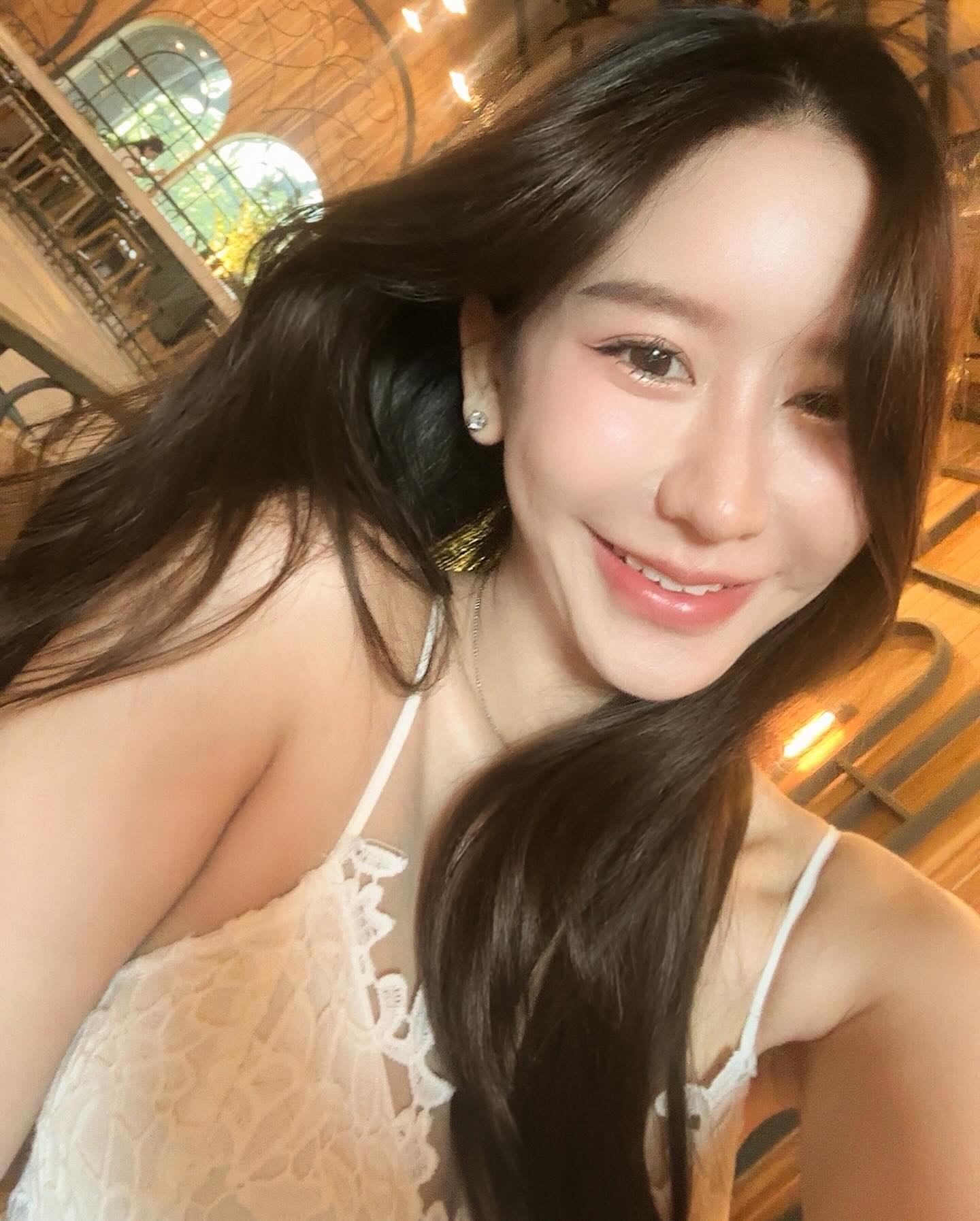 น้องแพรวา k.praewa ลูกไม้สีขาว 4 GIF